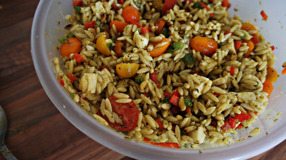 Receita de Salada de Massa com Pesto, Pimentão, Tomate e Mozarela ... Receita de Salada de Massa com Pesto, Pimentão, Tomate e Mozarela ...